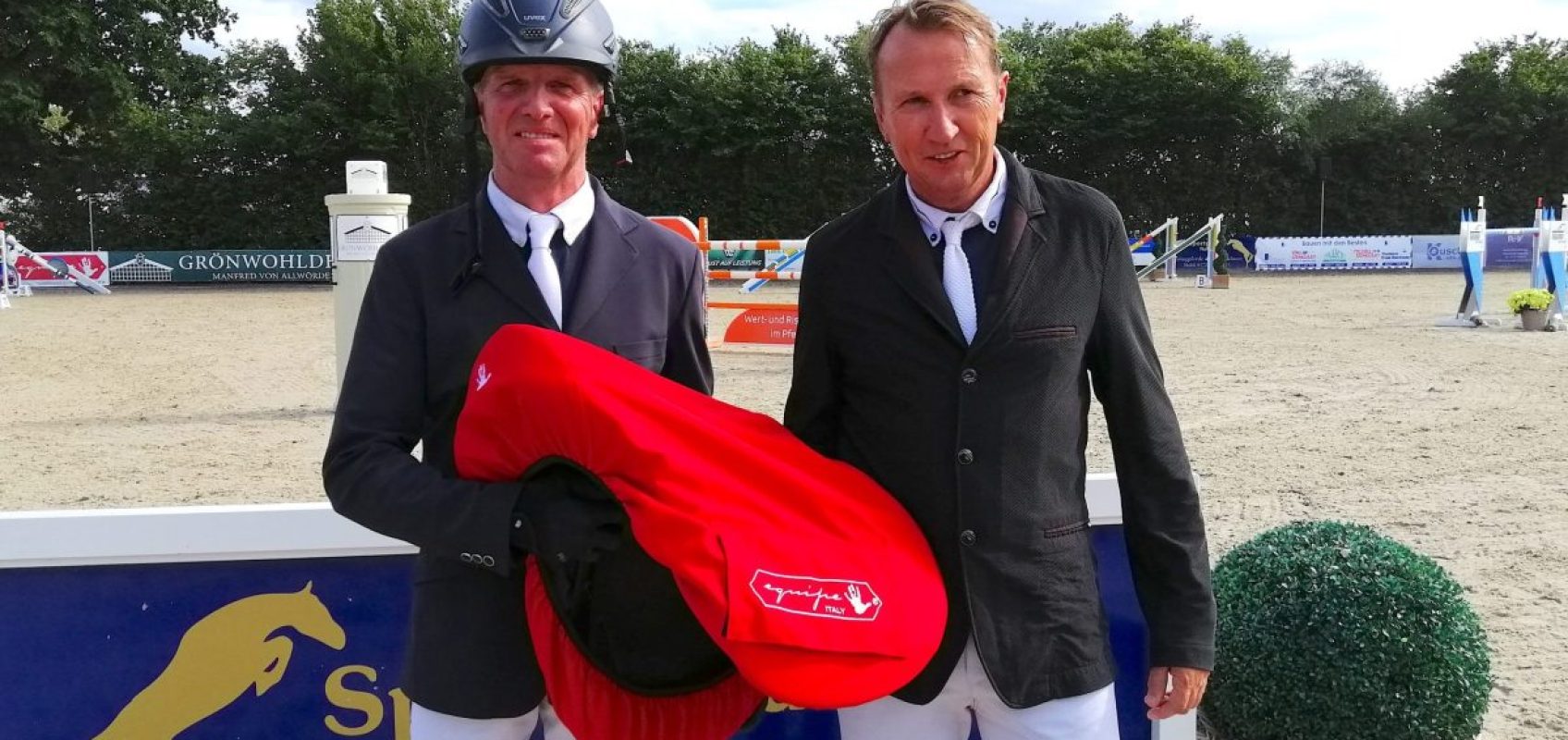 Beim CSE Ehlersdorf lässt Hausherr Naeve einem Gast den Vortritt ...