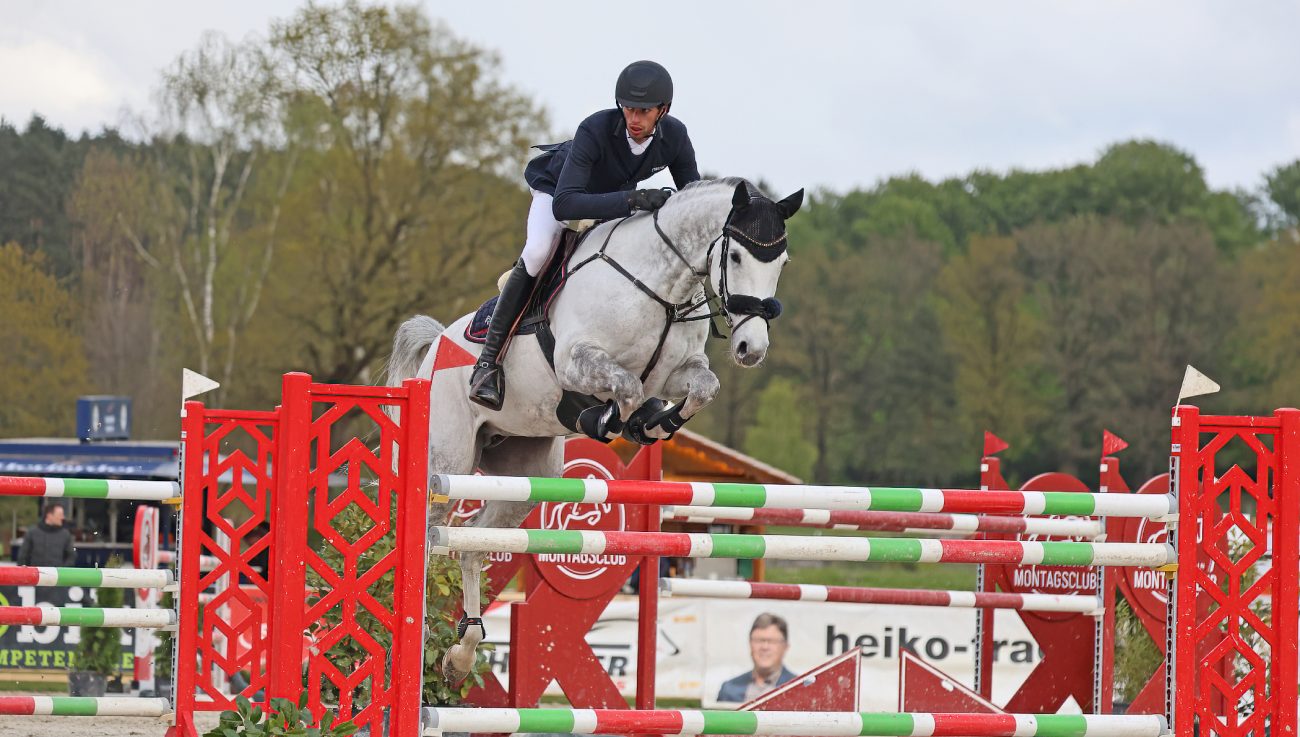 Rene Dittmer fliegt zum Sieg im S2** in Westergellersen - spring-reiter.de