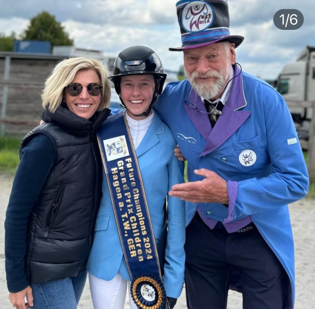 Drei Reiter aus Schleswig-Holstein auf dem Podium im CSIOY Grand Prix ...
